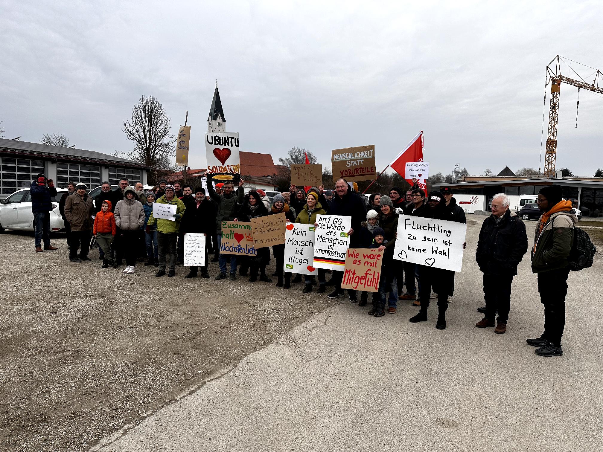 Demonstration in Pilsting: Solidarität mit allen Geflüchteten: Knapp ...